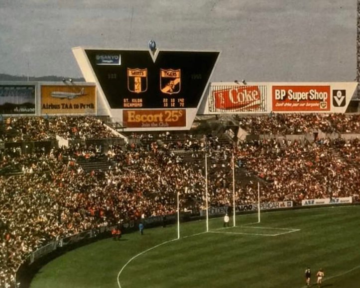 The Waverley Park Mystery – Scoreboard pressure